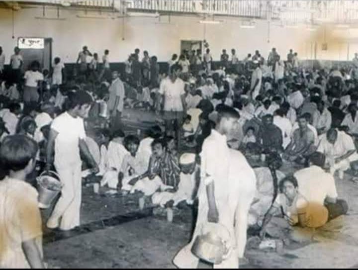 Devotees having Prasad at Old Prasadalya